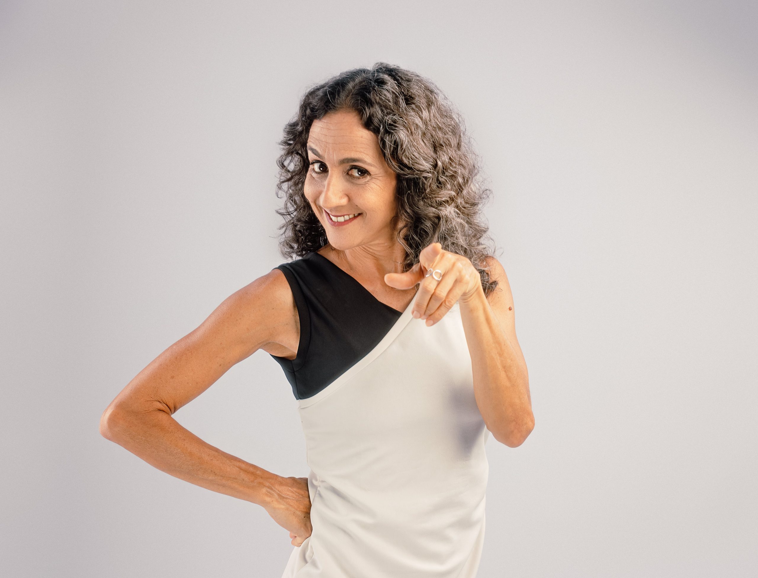 Comemorando 30 anos de carreira, atriz Maria Menezes estreia espetáculo ...