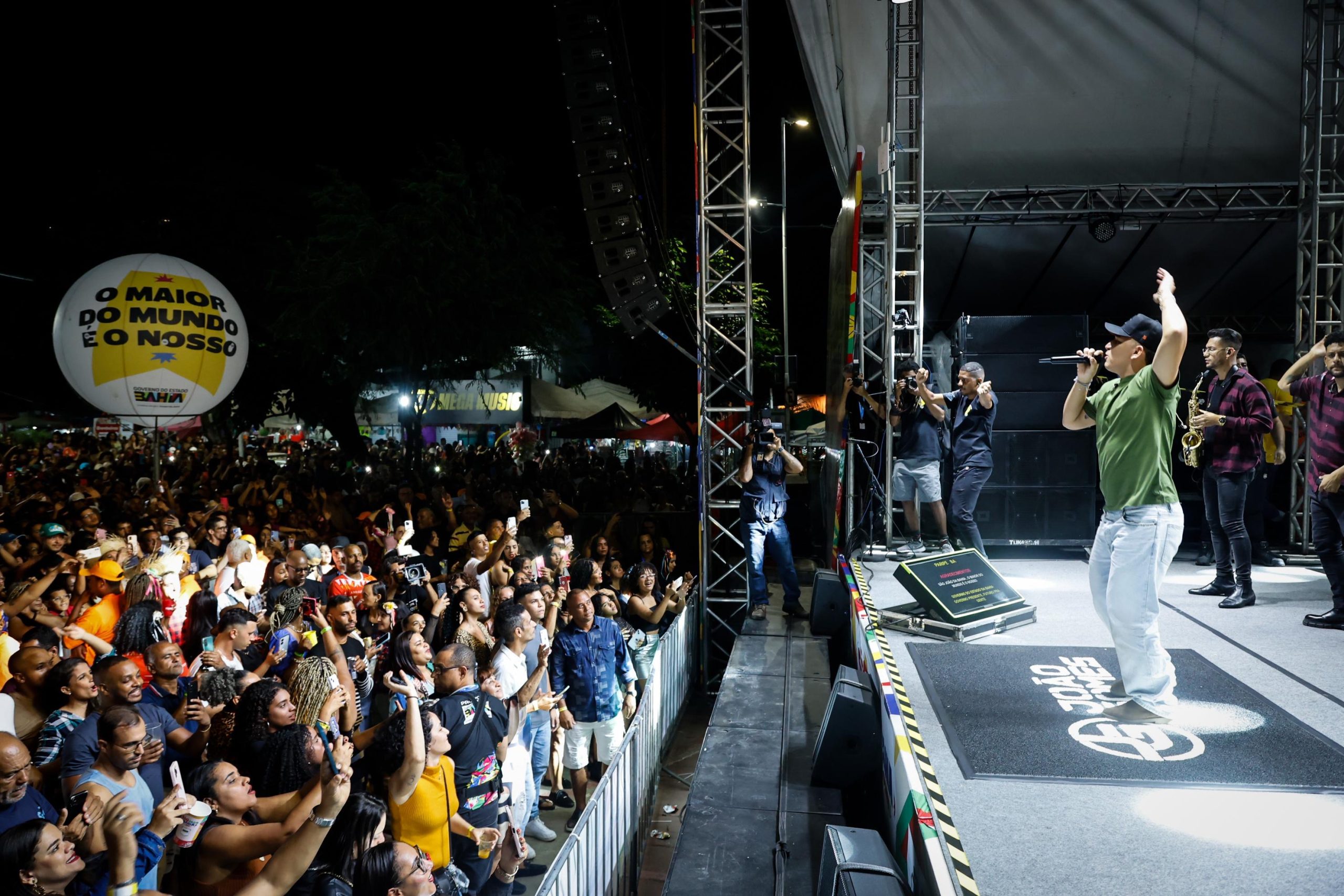 São João da Bahia em Paripe tem noite de grande festa com João Gomes ...